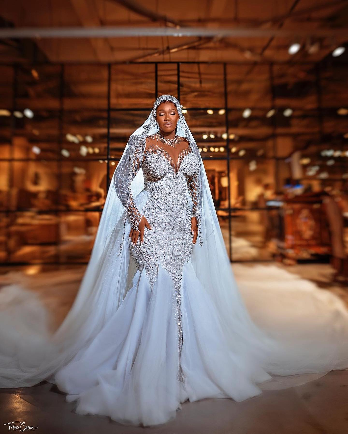 A Closer Look At The Unforgettable Wedding Dress Worn By The Real Warri ...