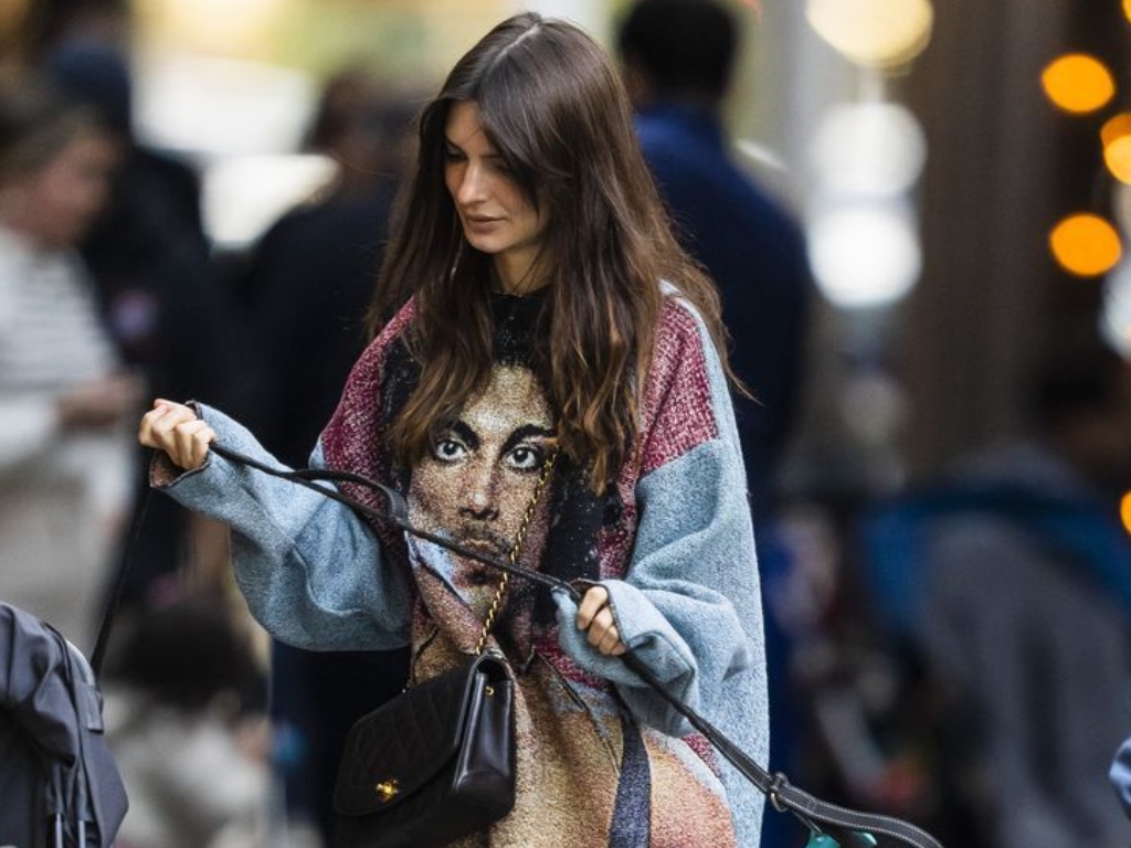 Emrata Gives Her Sweater An Unconventional Twist for Fall - leurr