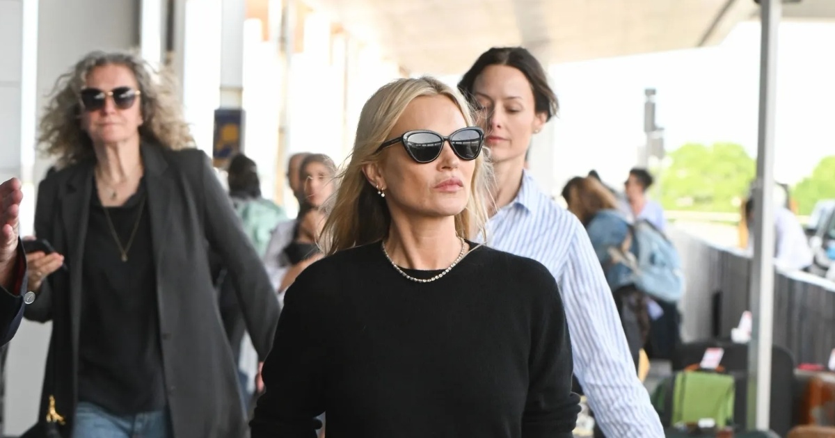 Kate Moss's Airport Style Features an all-black Look With Signature ...