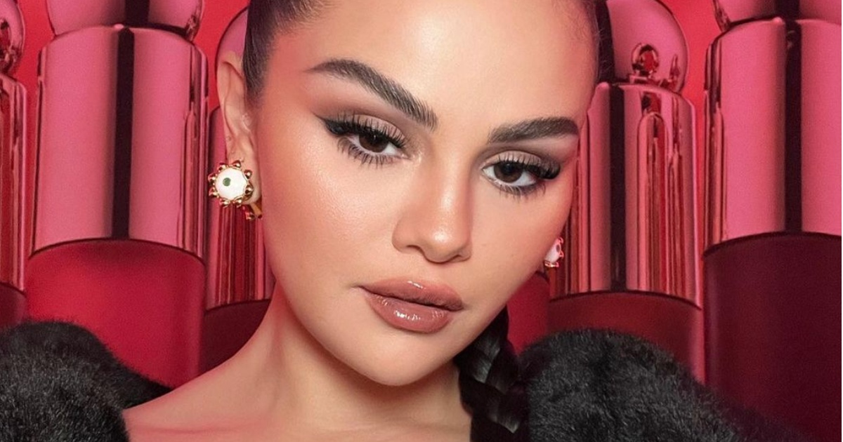 Here's How Selena Gomez Achieves A Doll Lash Look - leurr