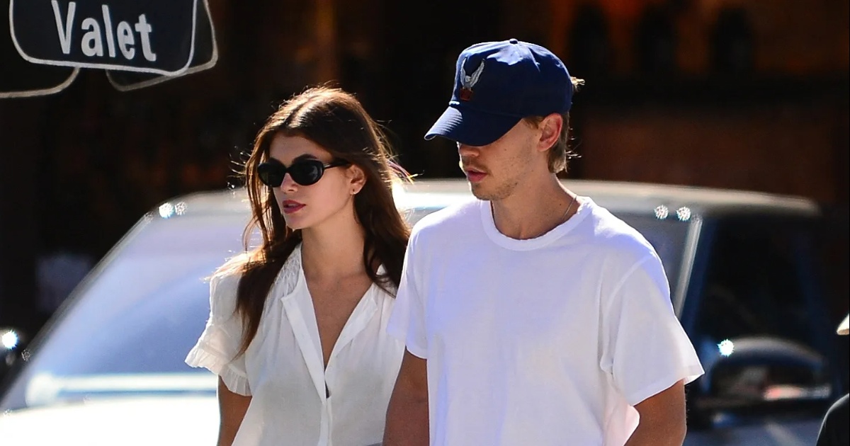 Kaia Gerber Approves of the Ballet Flats Trend - leurr