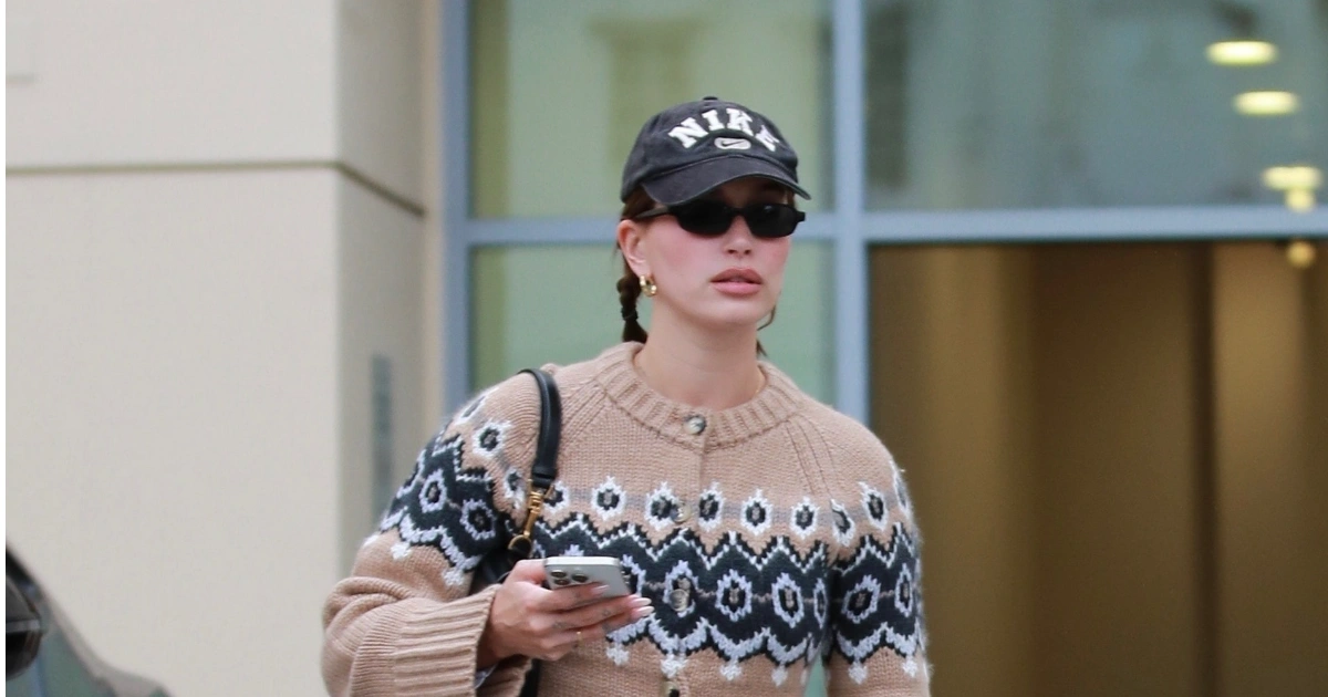 Hailey Brings Out The Christmas Jumper For A Joyful Stroll - leurr
