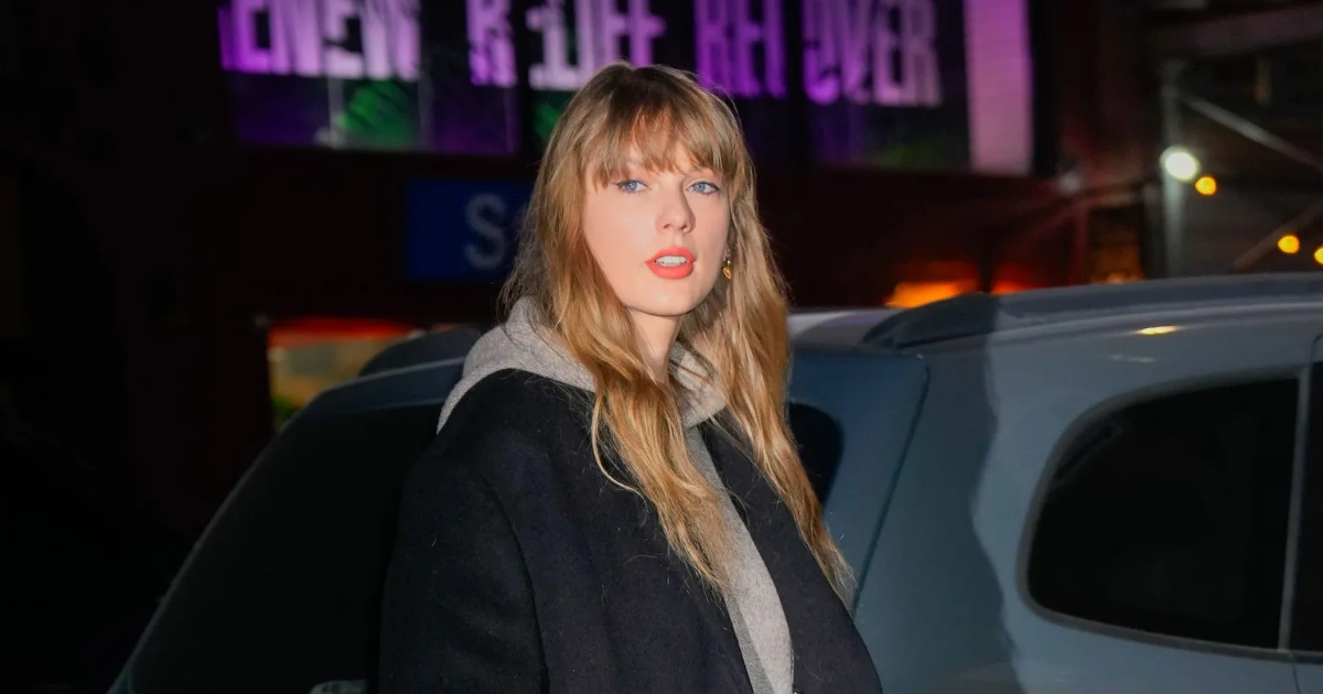 Taylor Swift's Winter Wardrobe Includes The Row Hoodie Dress - leurr