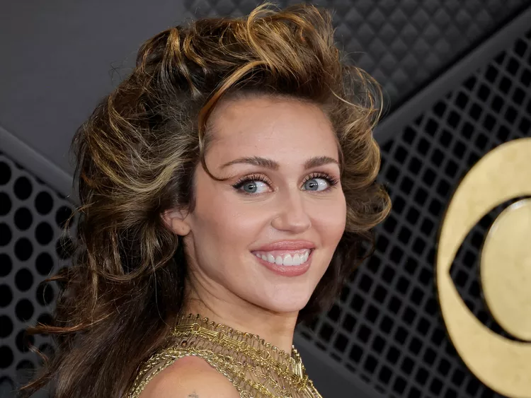 Here's The Secret Behind Miley Cyrus Beauty Look at the 2024 Grammys ...