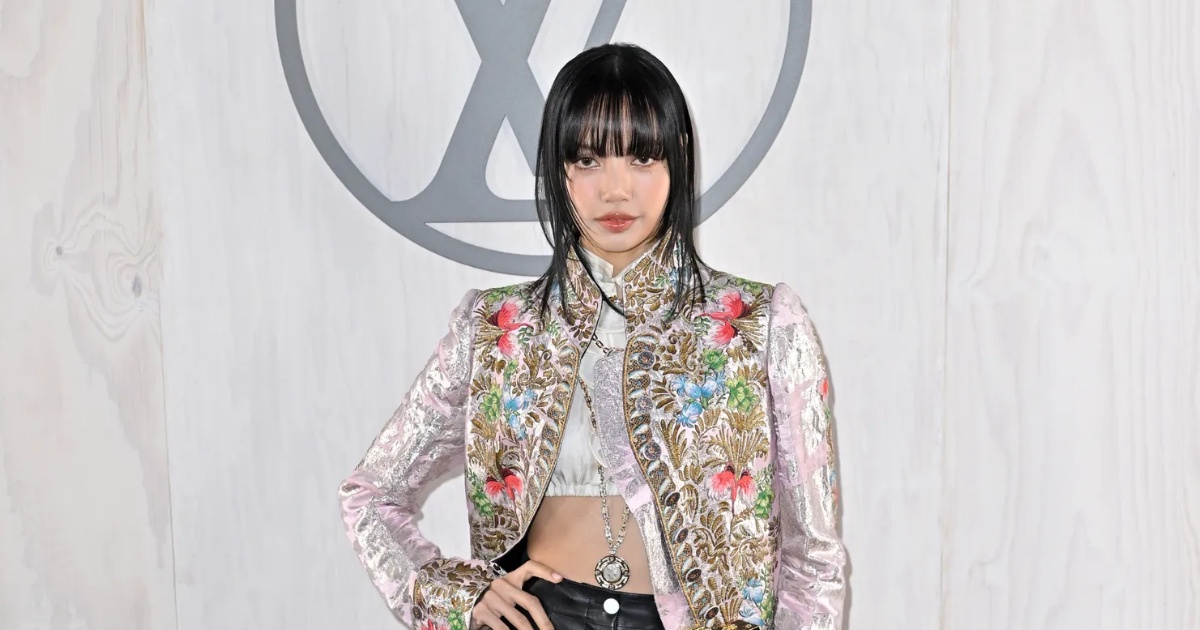 Blackpink’s Lisa Surprise Paris Fashion Week Appearance Includes Two ...