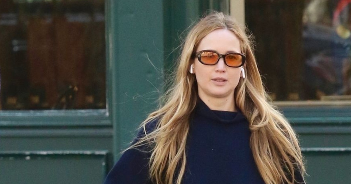 Jennifer Lawrence's Effortless Spring Formula Includes Basic Wardrobe ...