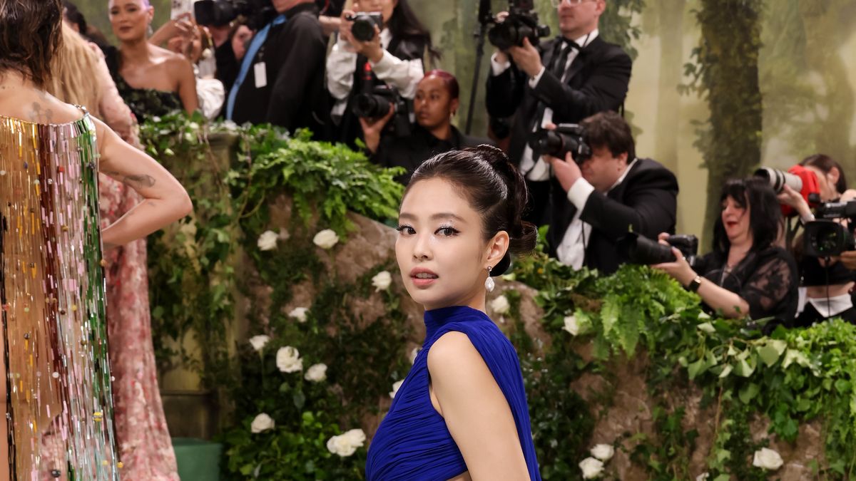 Jennie Kim's Show-Stopping Alaïa Gown Took Over 200 Hours and 13 Meters ...