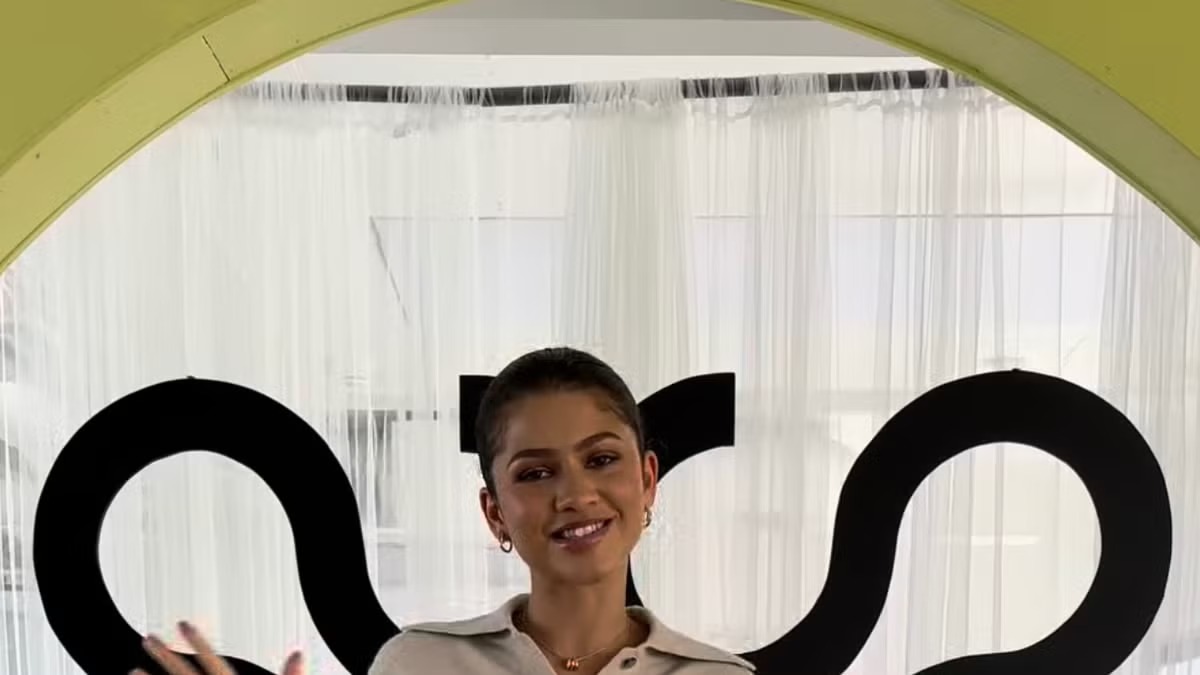 Zendaya Makes a Case for Red Ballet Flats This Season - leurr
