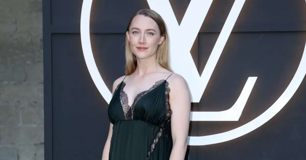 Saoirse Ronan Radiates With Joy as She Prepares for Motherhood - leurr