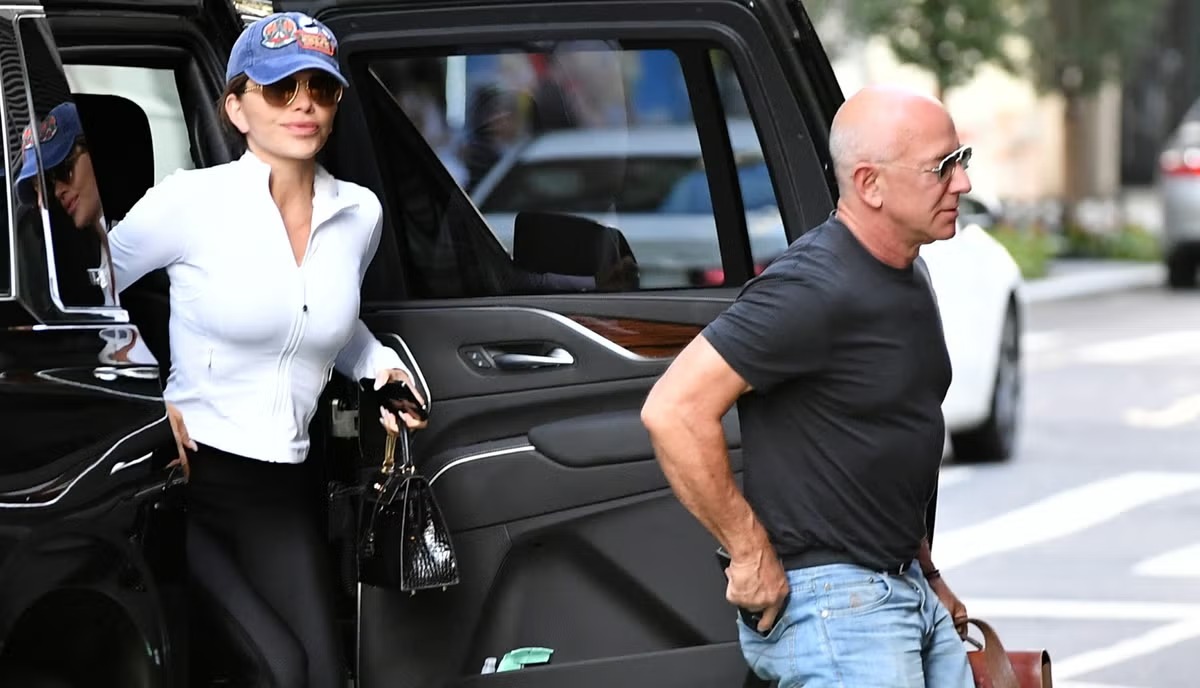 Lauren Sánchez Bezos Blooms in a Rose-Covered Naked Dress for a ...